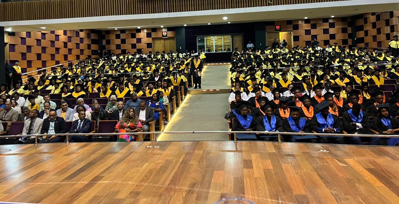 El Seminario Bíblico de la Iglesia de Dios entrega títulos en teología ...